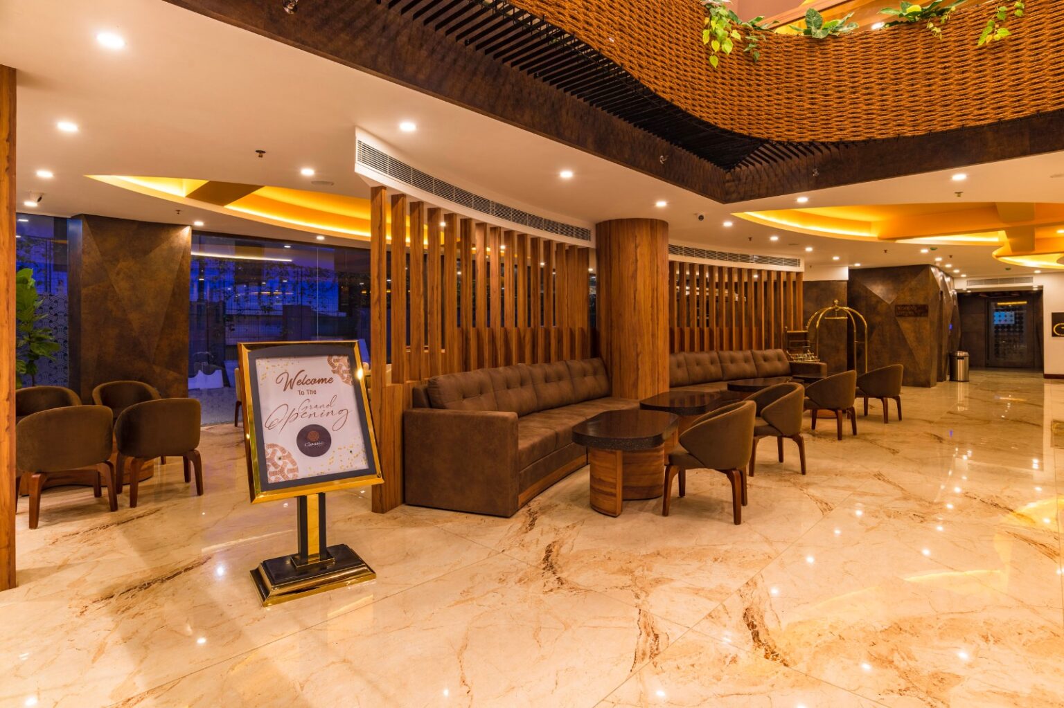 Book your vacation in one of the luxury hotels in Alleppey